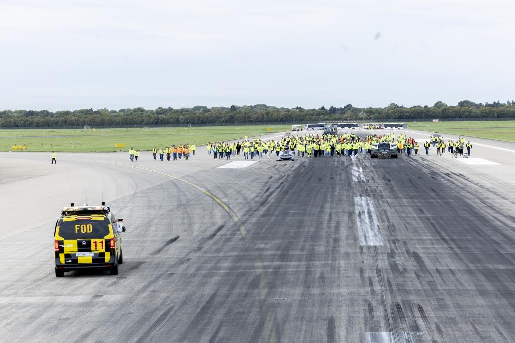 Flughafen Düsseldorf: Der größte FOD-Walk an einem deutschen Airport ...